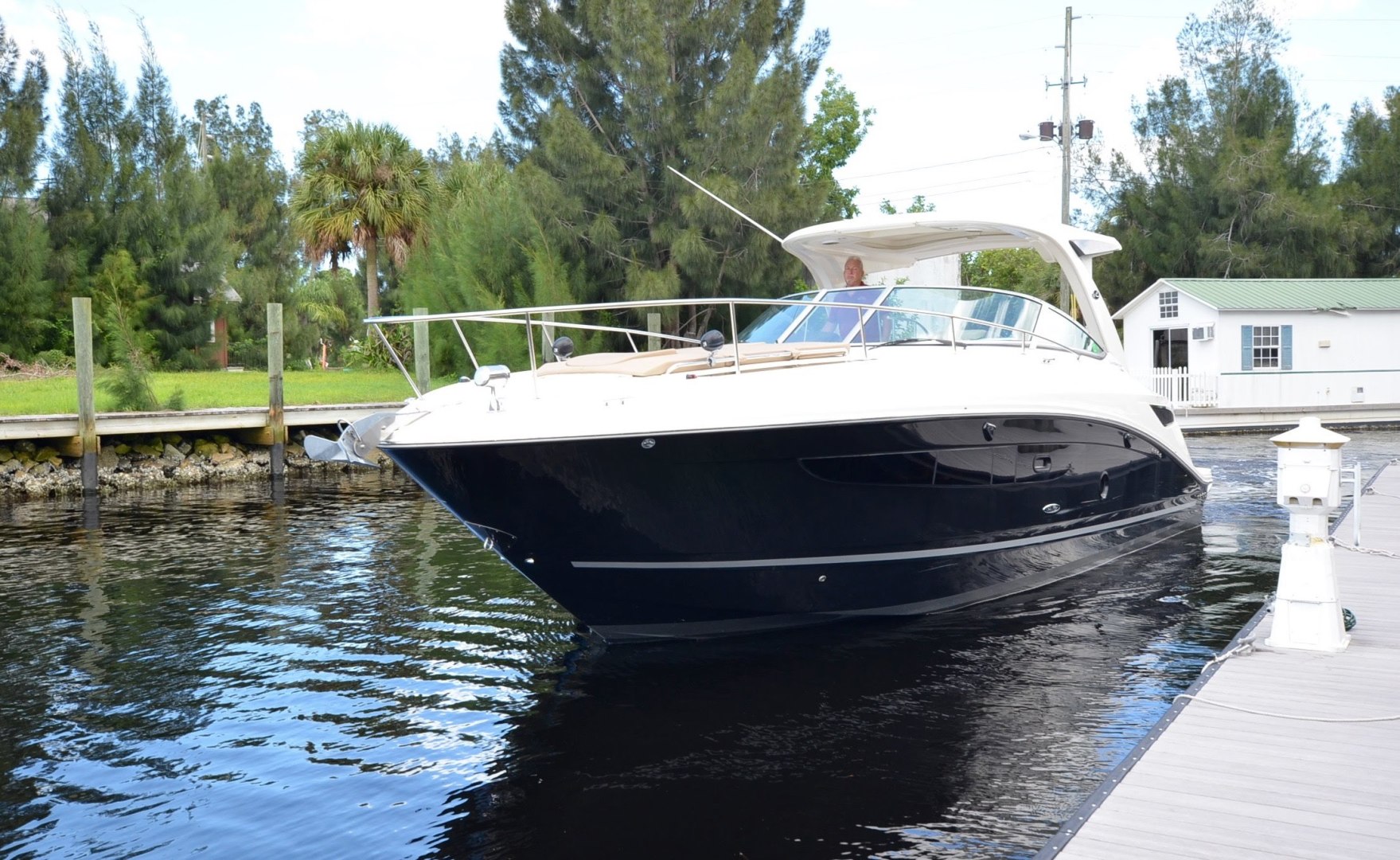 37' 2016 Sea Ray 350 Sundancer | Tampa Yacht Sales